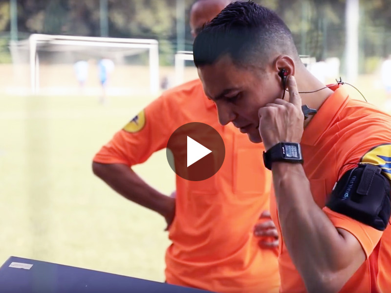 Les arbitres vidéos était en préparation avant la reprise du ...